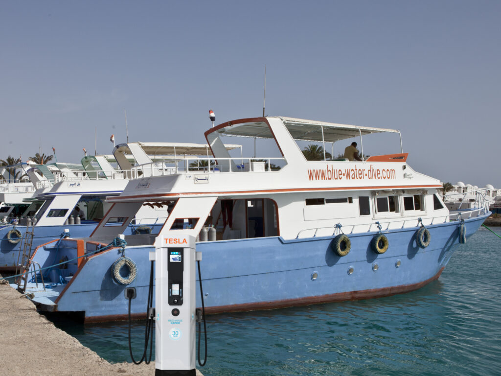 Wir stellen um auf E-Boote - Blue Water Dive Resort